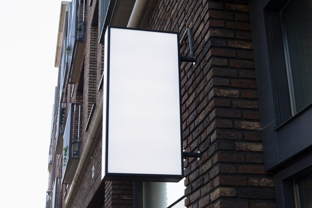 Pourquoi opter pour des enseignes double face dans votre entreprise